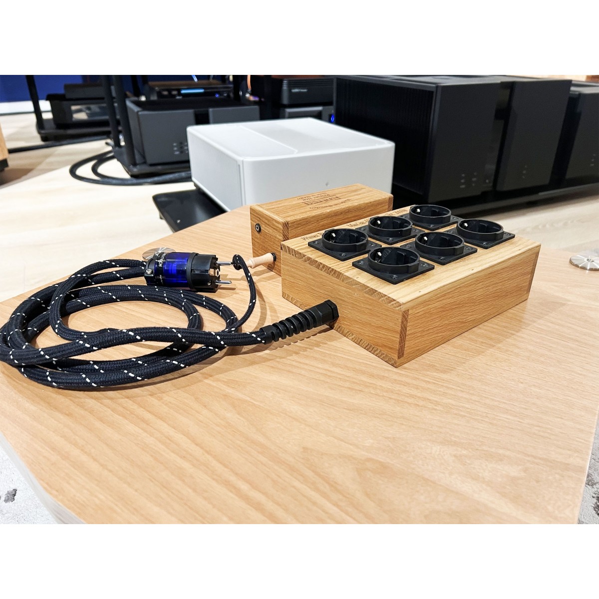 Entreq Olympus Power Distributor 6 x Schuko câbles secteur conditionneurs secteur chez E&M à Paris